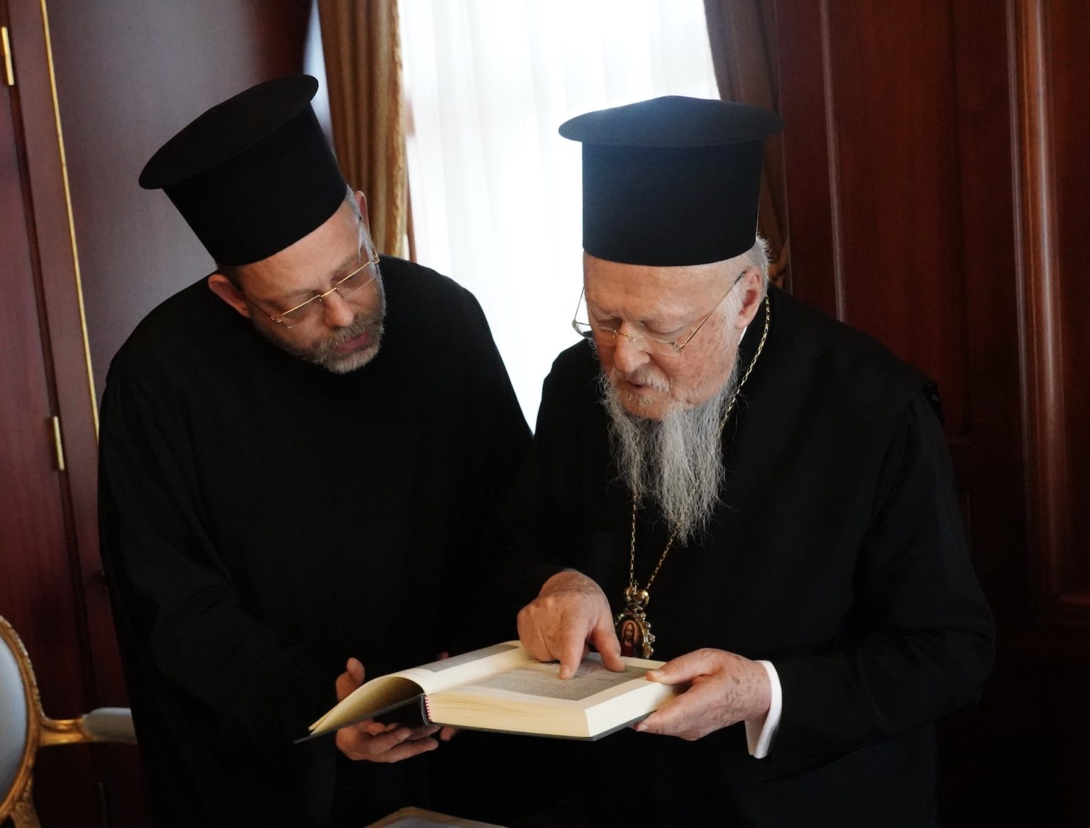 Το νέο του βιβλίο προσέφερε στον Οικουμενικό Πατριάρχη ο Μ ...