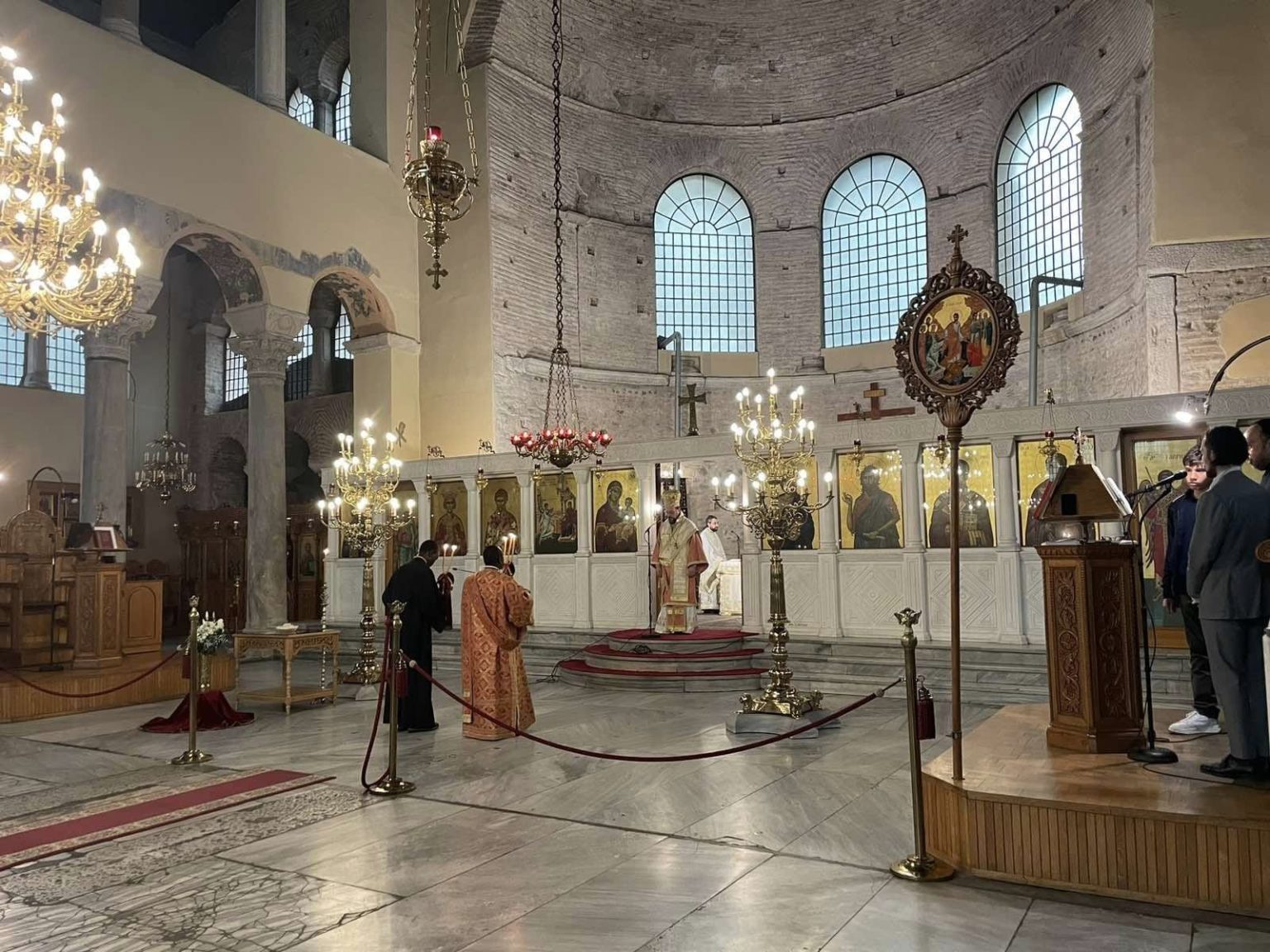 Θεσσαλονίκη: O Μητροπολίτης Αξώμης ιερούργησε και μίλησε για την ...