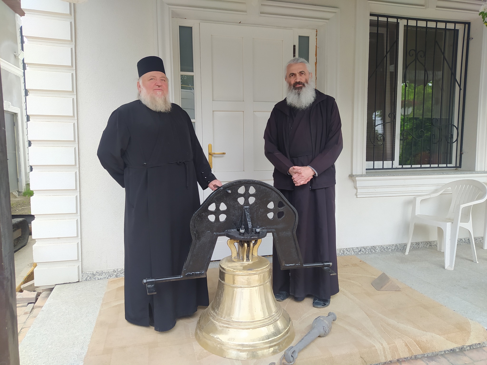 Καμπάνα 140 κιλών δώρισαν στην Επισκοπή Μπελκύ για την ανέγερση νέου ...
