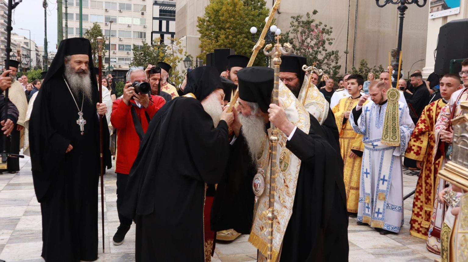 Στο διηνεκές αντίγραφο του Σταυρού του Μ. Κωνσταντίνου στον Πειραιά από ...