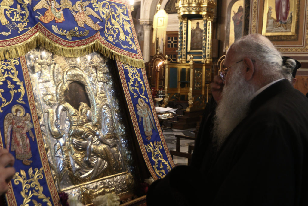 ΕΚΤΑΚΤΟ: Ο Αρχιεπίσκοπος Κύπρου προσκύνησε το Άξιον Εστί στη Μητρόπολη ...