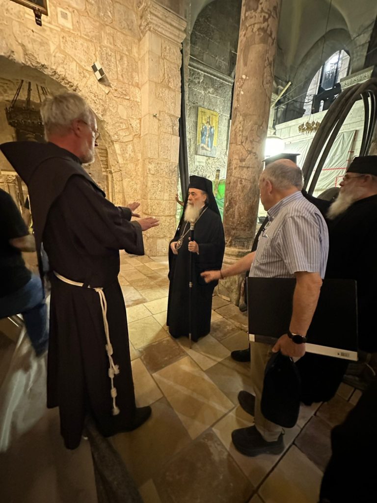 Ο Ιεροσολύμων Θεόφιλος επιθεώρησε τις αρχαιολογικές ανασκαφές στον Ιερό ...
