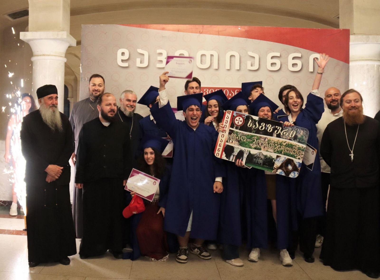 40 σχολεία της Τιφλίδας συμμετείχαν στην εκστρατεία «Literate Leader ...