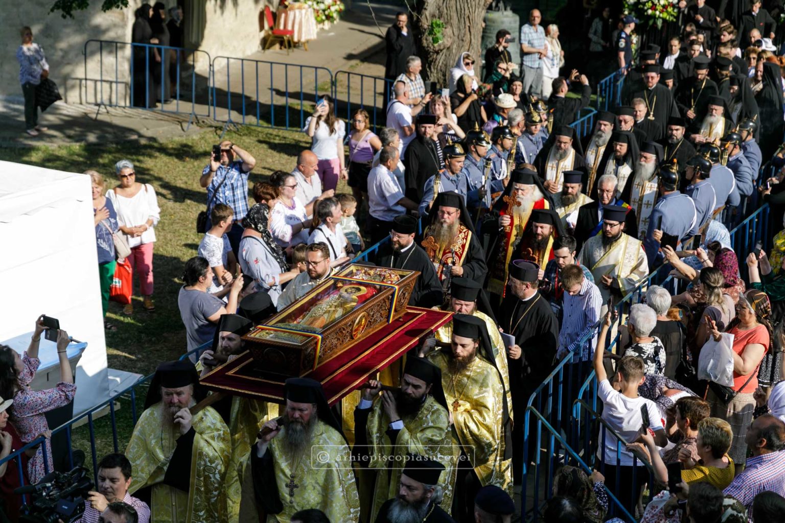 Πάνω από 20.000 πιστοί στη μεταφορά των Ιερών Λειψάνων του Αγίου Ιωάννη ...