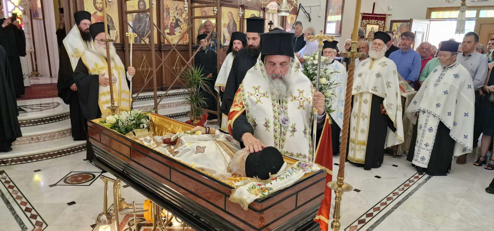 Ο Αρχιεπίσκοπος Κρήτης στην εξόδιο Ακολουθία του μακαριστού πρωτ ...