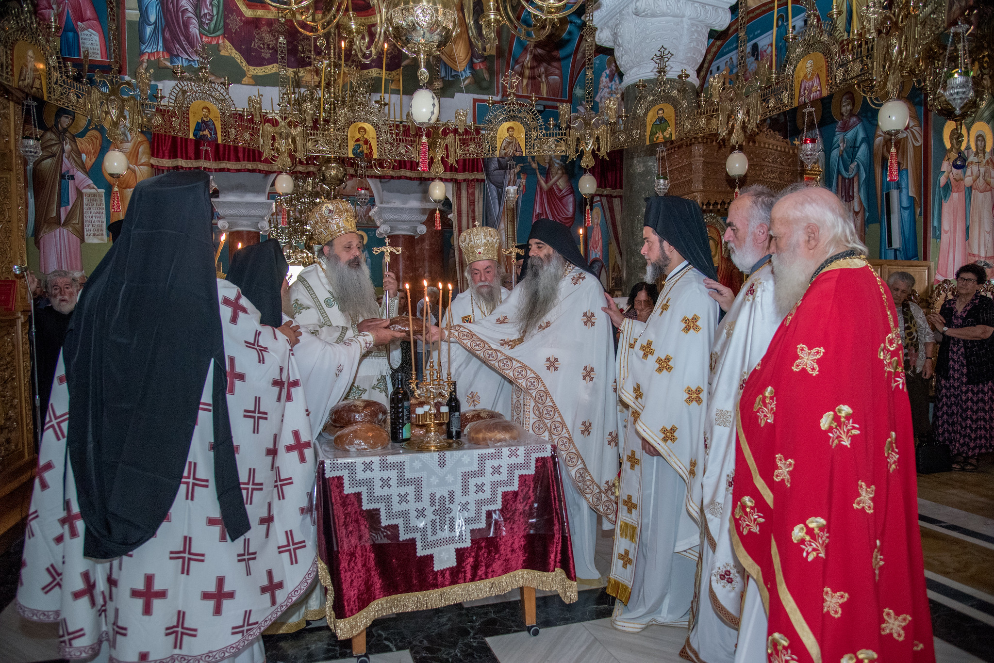 Πλήθος πιστών στην πανηγυρίζουσα Ιερά Μονή Αγίου Παντελεήμονος ...