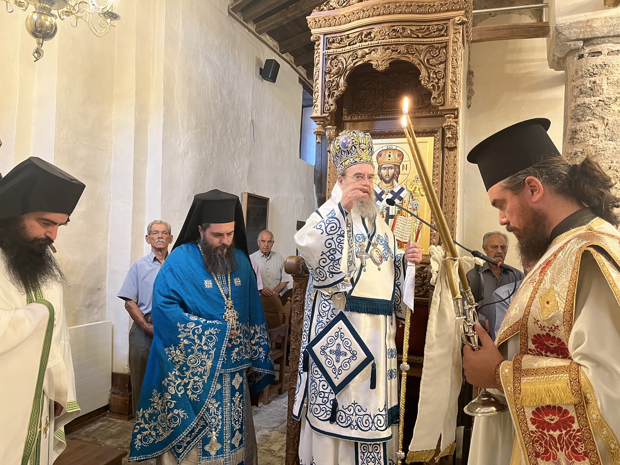 Ο Μητροπολίτης Ιερισσού παρουσίασε τον νέο Εφημέριο του Ι.Ν. Αγίου ...