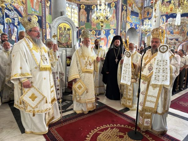 Εξήλθε ο Επιτάφιος του Καθεδρικού Ι. Ναού Αθηνών (ΣΤΙΓΜΙΟΤΥΠΑ ...