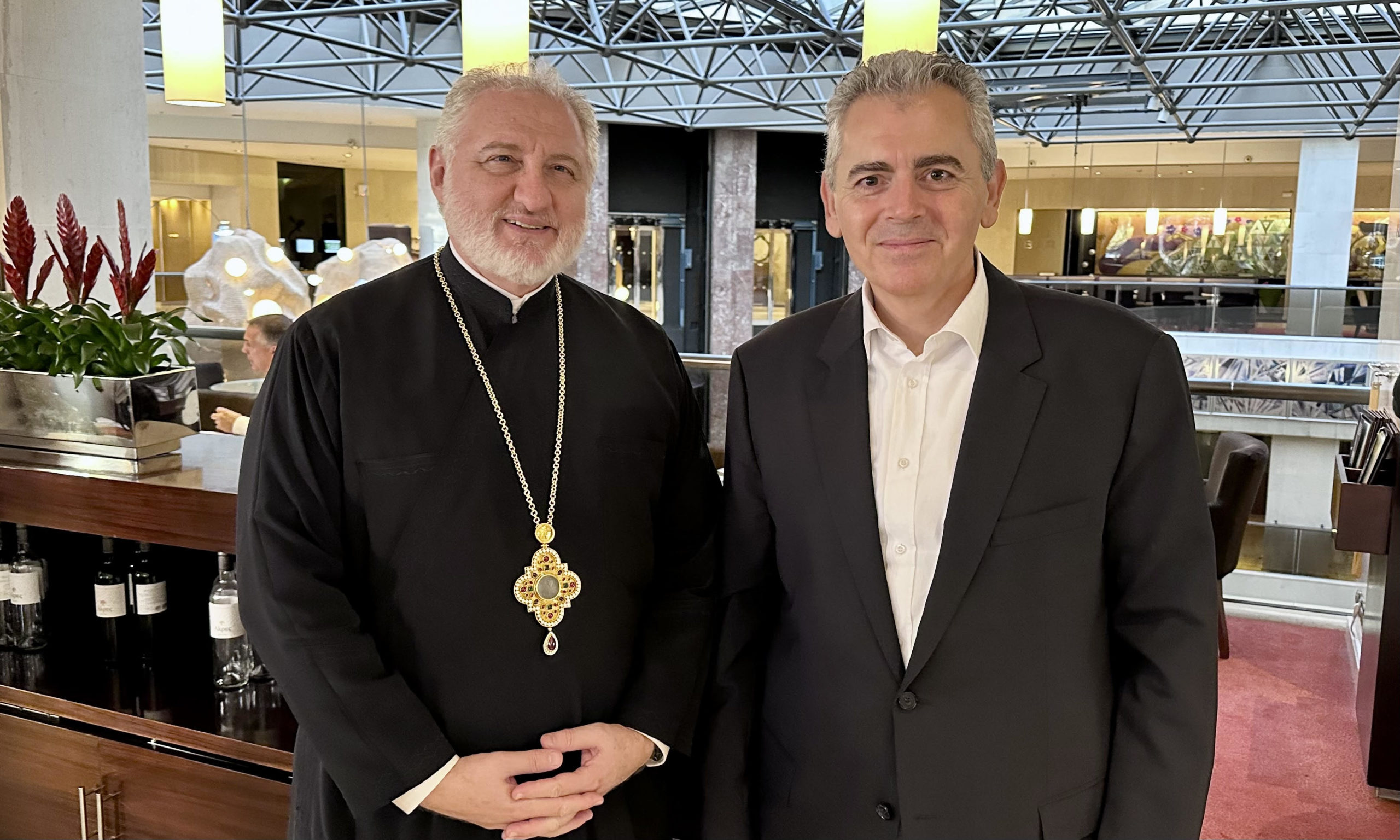 Συνάντηση του Αμερικής Ελπιδοφόρου με τον Μάξιμο Χαρακόπουλο για την ...