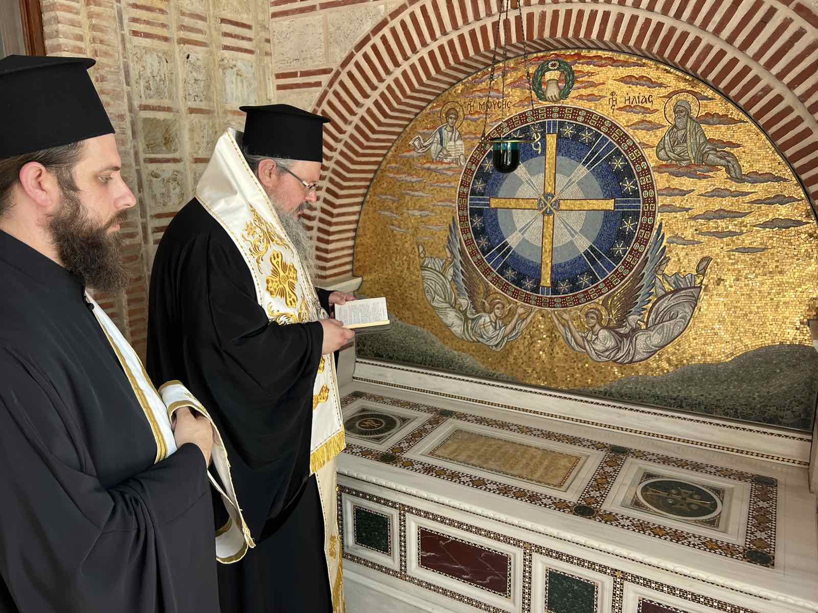 Ο Μητροπολίτης Λαρίσης στον τάφο του Προηγουμένου της Ι.Μ. Σίμωνος ...
