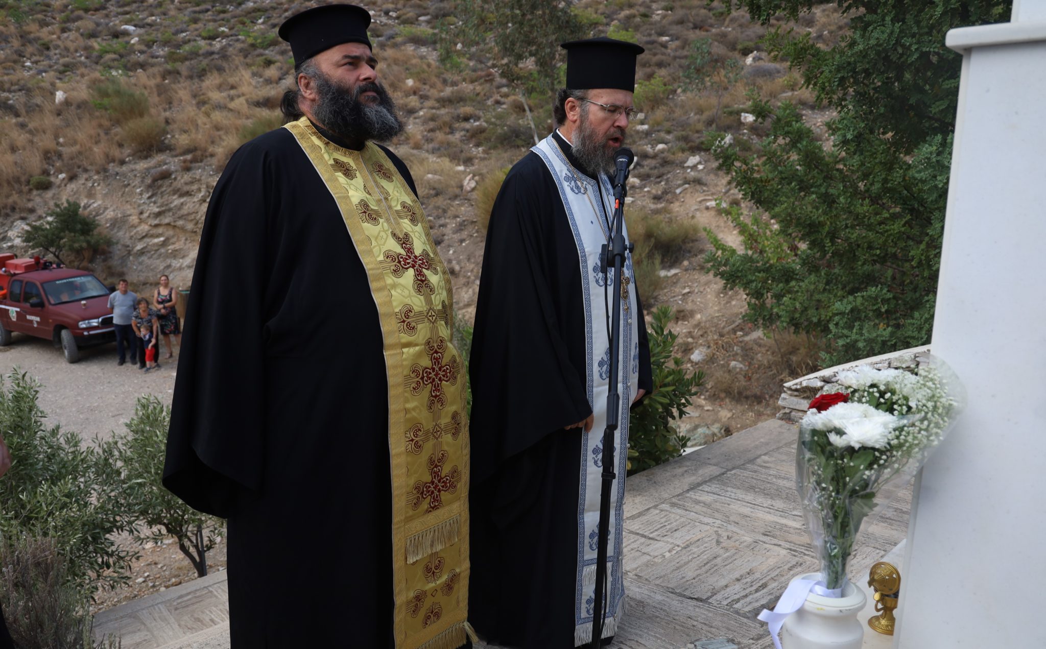Τρισάγιο στη μνήμη των πυροσβεστών που έπεσαν στην πυρκαγιά στον Καρέα ...