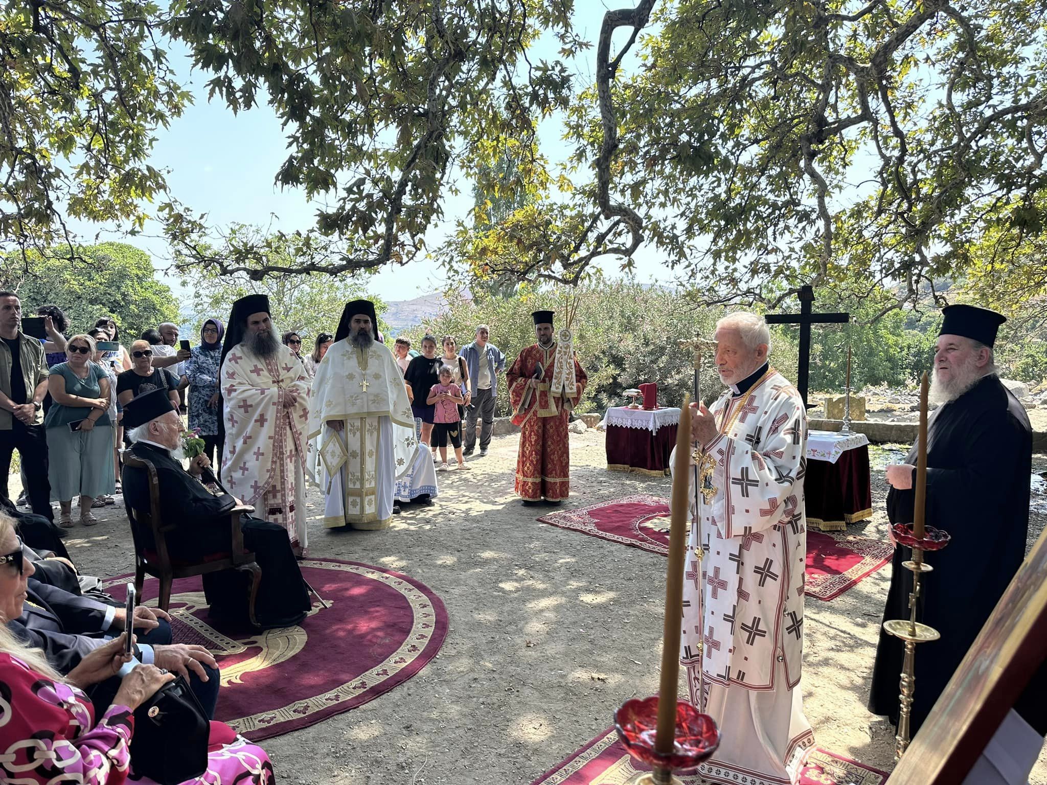 Ο Οικουμενικός Πατριάρχης σε υπαίθρια Θεία Λειτουργία στην Σπηλιά της ...