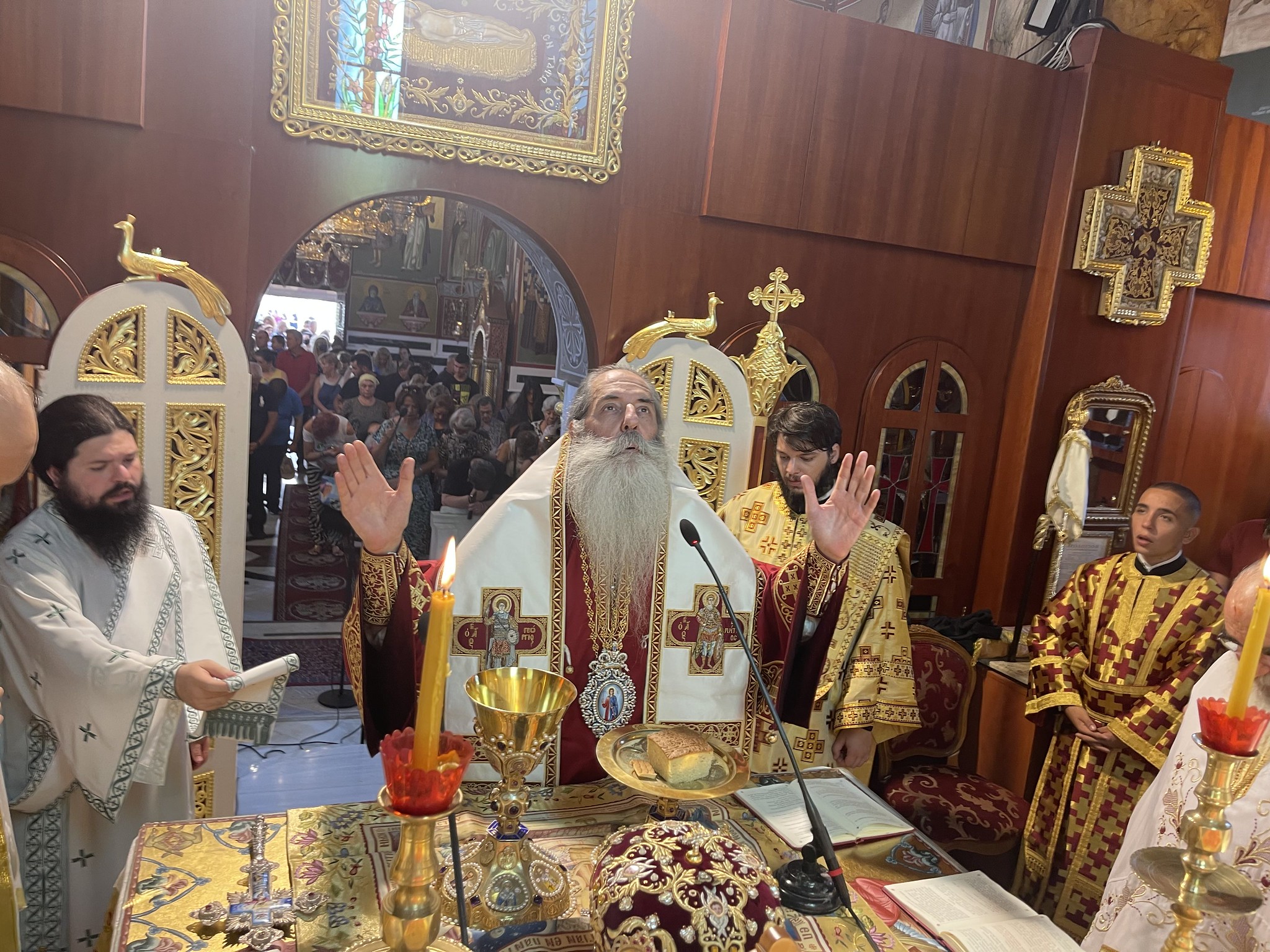 Ο Μητροπολίτης Πειραιώς στον πανηγυρίζοντα Ιερό Ναό Αγίου Φανουρίου ...