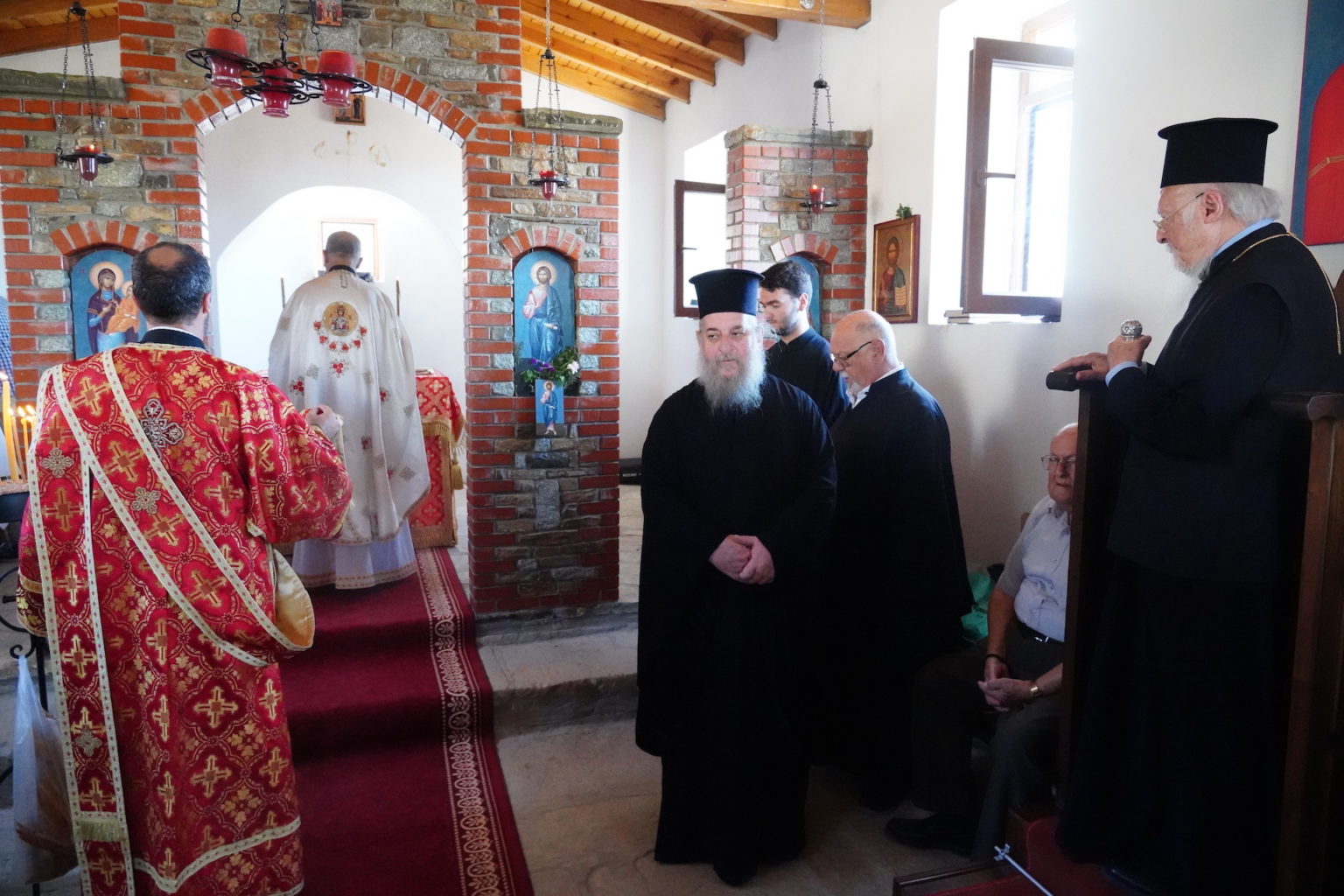 Ο Οικουμενικός Πατριάρχης στο εξωκκλήσι του Αγίου Τρύφωνος Σχοινουδίου ...