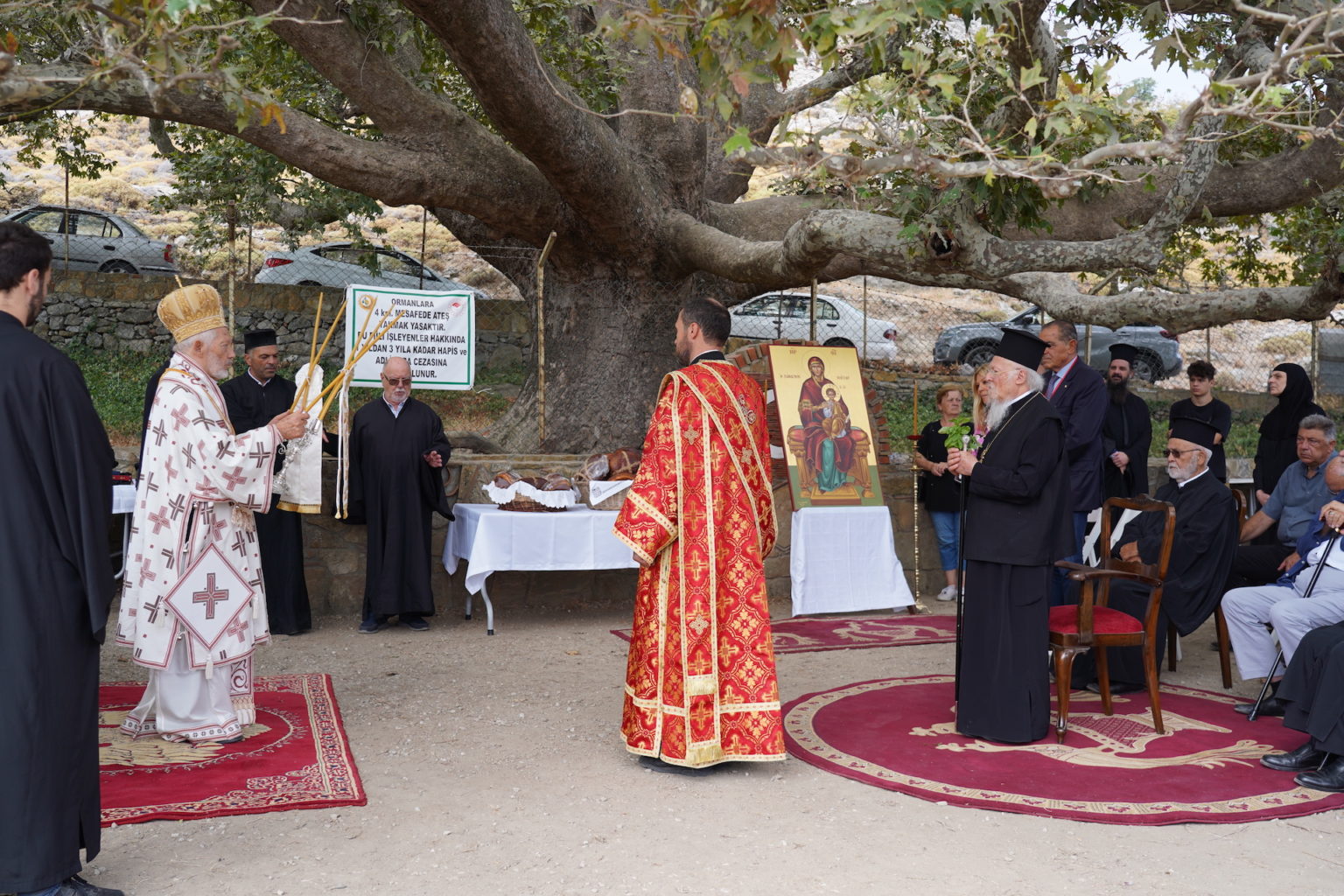 Εικόνες από την υπαίθρια Θεία Λειτουργία στην Σπηλιά Ίμβρου ...