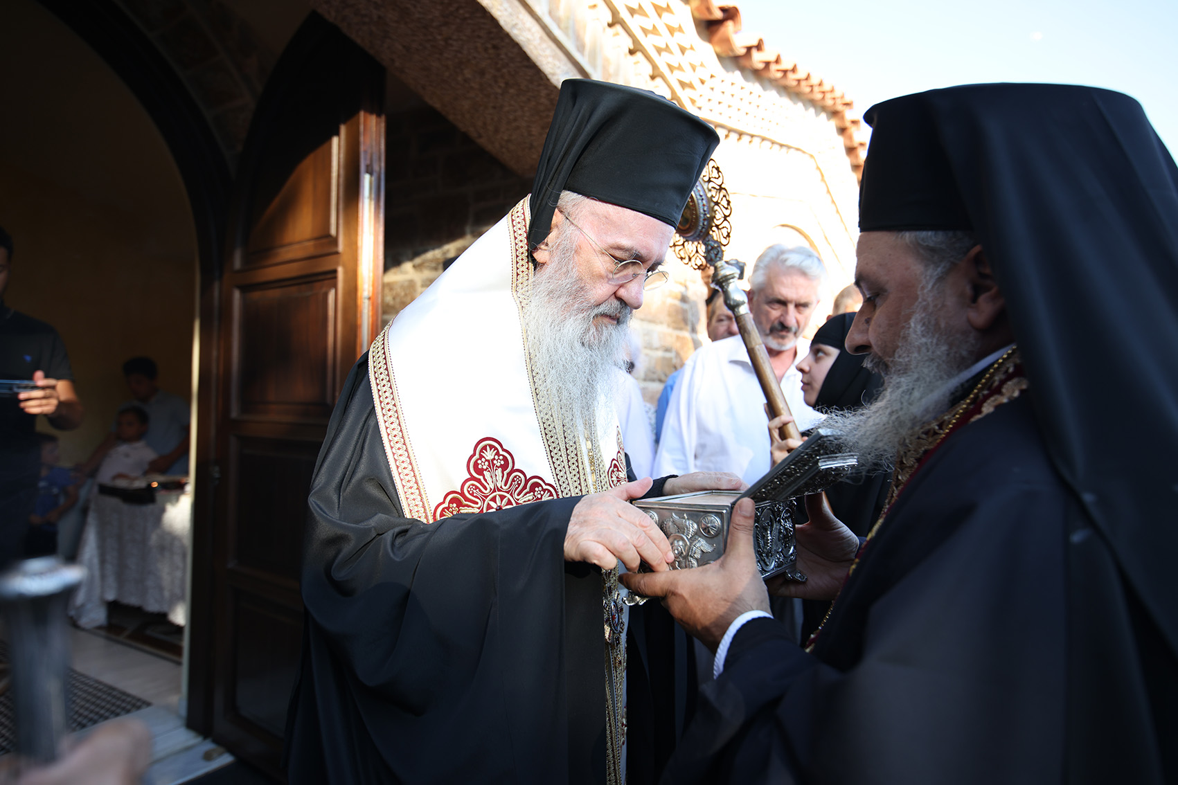 Τα Ιερά Λείψανα των Αγίων Μαρτύρων Ραφαήλ, Νικολάου και Ειρήνης στο ...