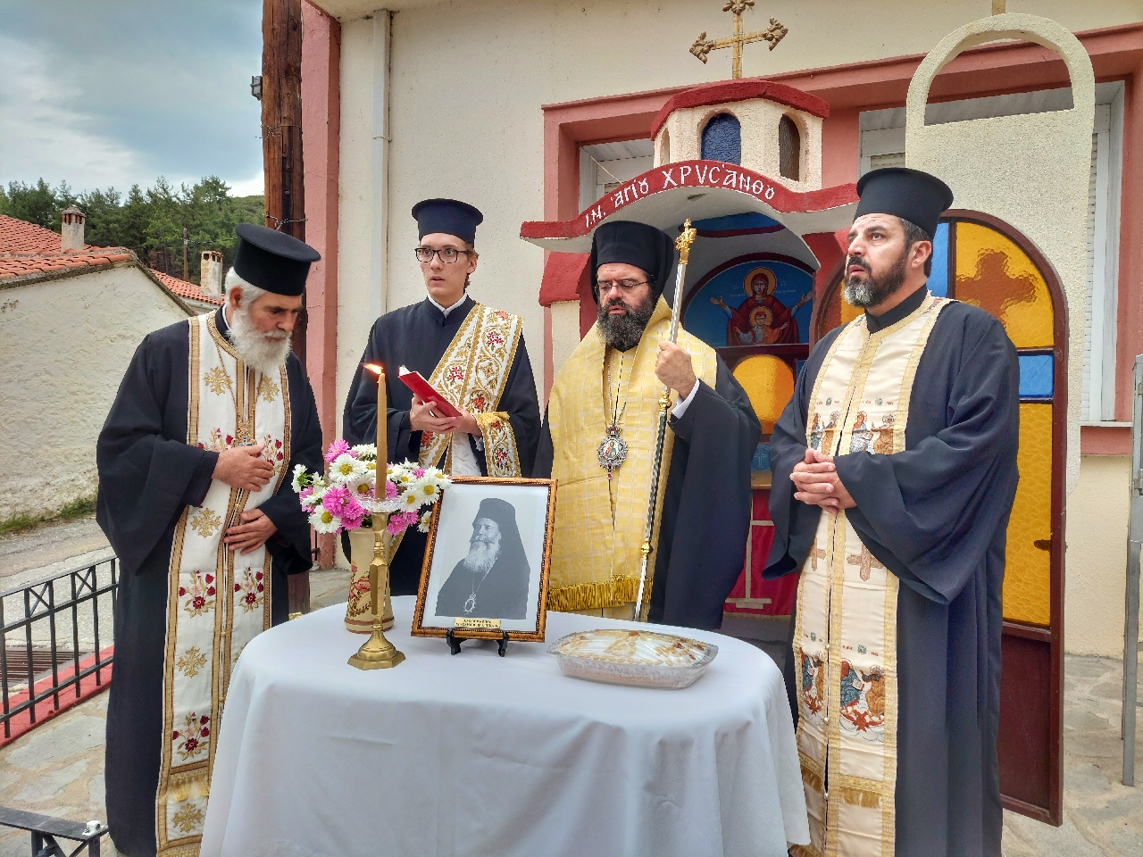 Ο Μητροπολίτης Μαρωνείας τέλεσε επιμνημόσυνη δέηση υπέρ αναπαύσεως του ...