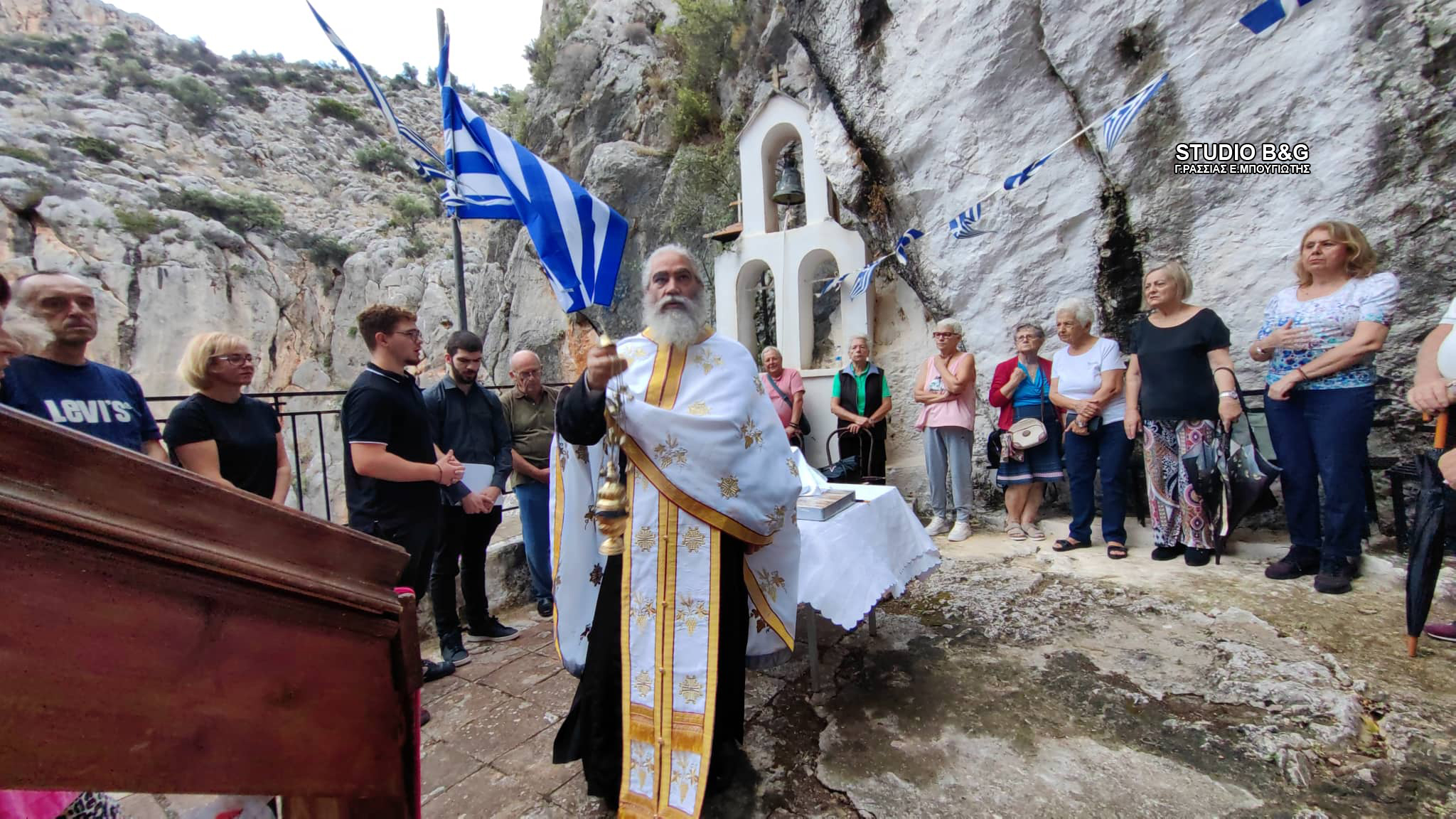 Ναύπλιο: Πανηγυρίζει το απόκρημνο εκκλησάκι της Παναγίας ...
