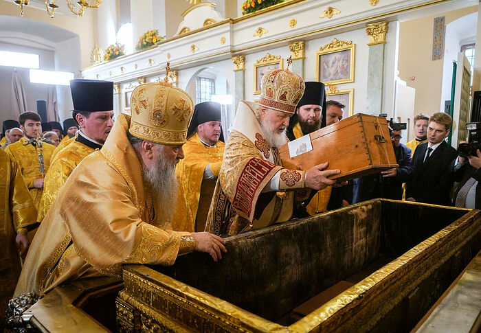 PATRIARCH KIRILL PLACES RELICS OF ST. ALEXANDER NEVSKY IN NEWLY ...