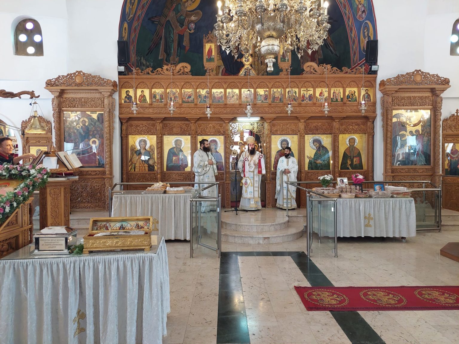 Αρχιερατική Θεία Λειτουργία ενώπιον των Ιερών Λειψάνων της Αγίας ...