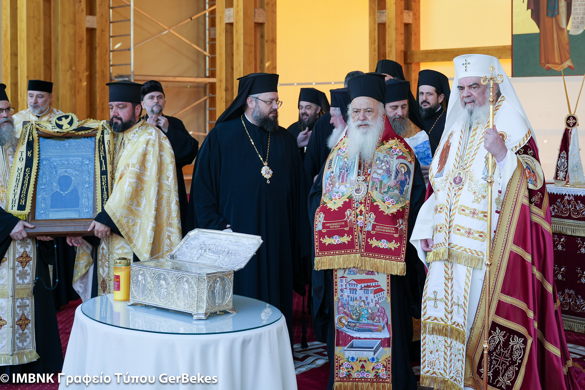 Κλήρος και λαός στο Βουκουρέστι υποδέχθηκαν την Ιερά Εικόνα της ...