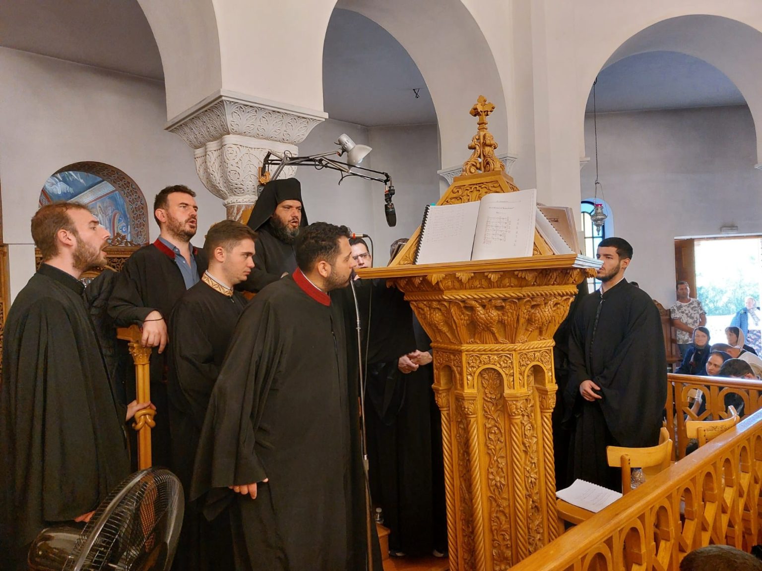 Πολυαρχιερατική Θεία στον πανηγυρίζοντα Ιερό Ναό του Αγίου Νεκταρίου ...