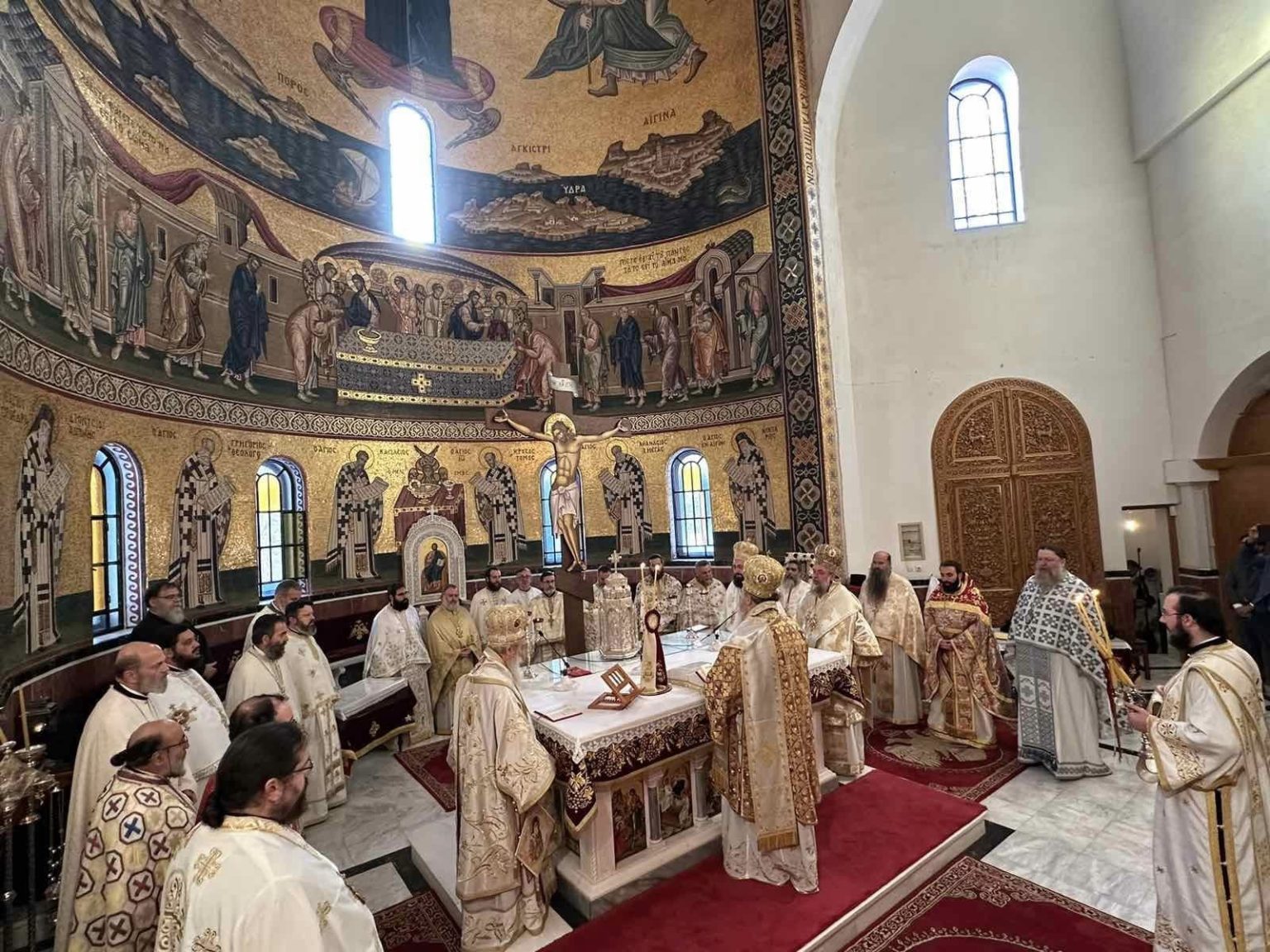 Πολυαρχιερατική Θεία στον πανηγυρίζοντα Ιερό Ναό του Αγίου Νεκταρίου ...