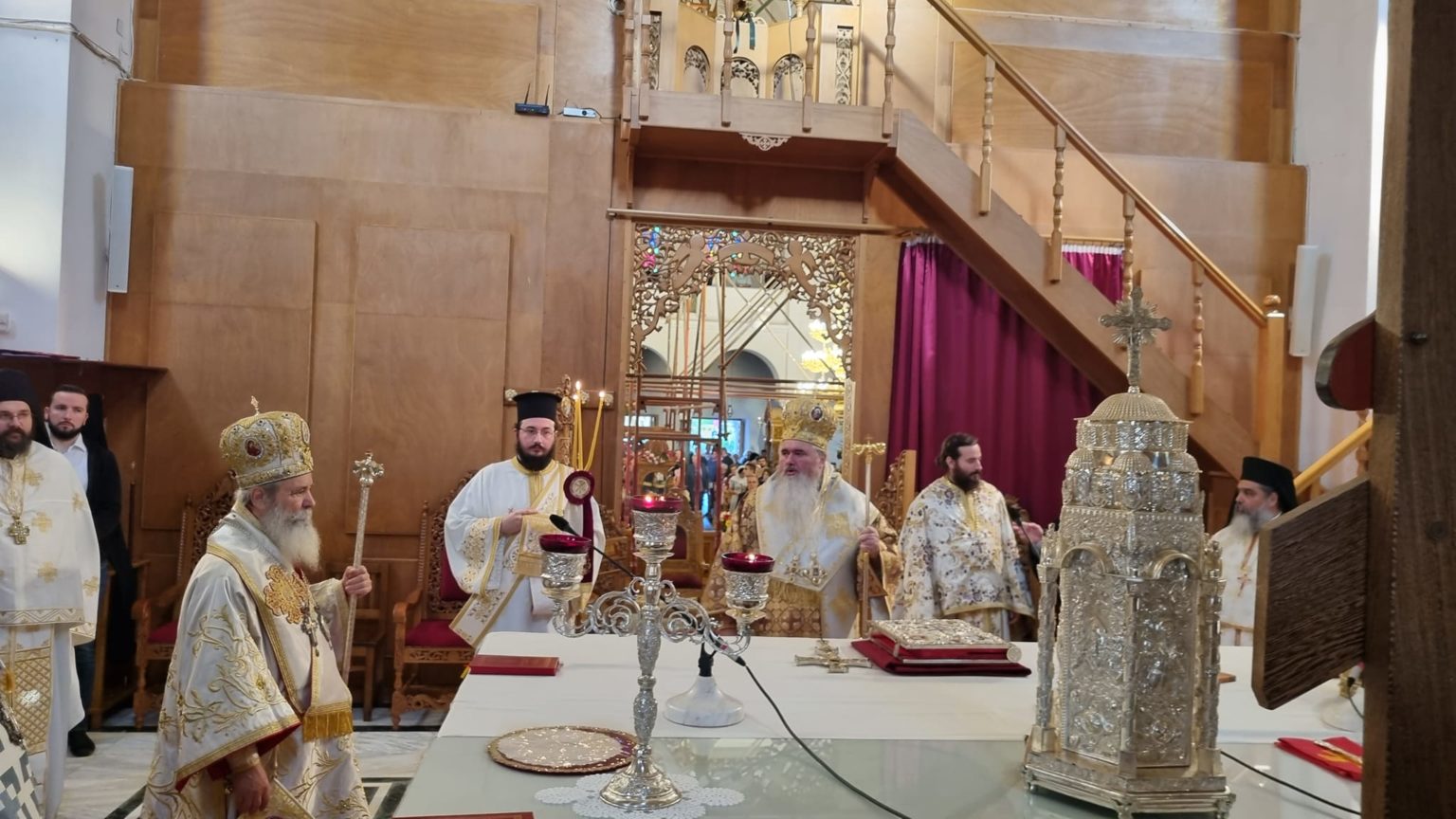 Πολυαρχιερατική Θεία στον πανηγυρίζοντα Ιερό Ναό του Αγίου Νεκταρίου ...