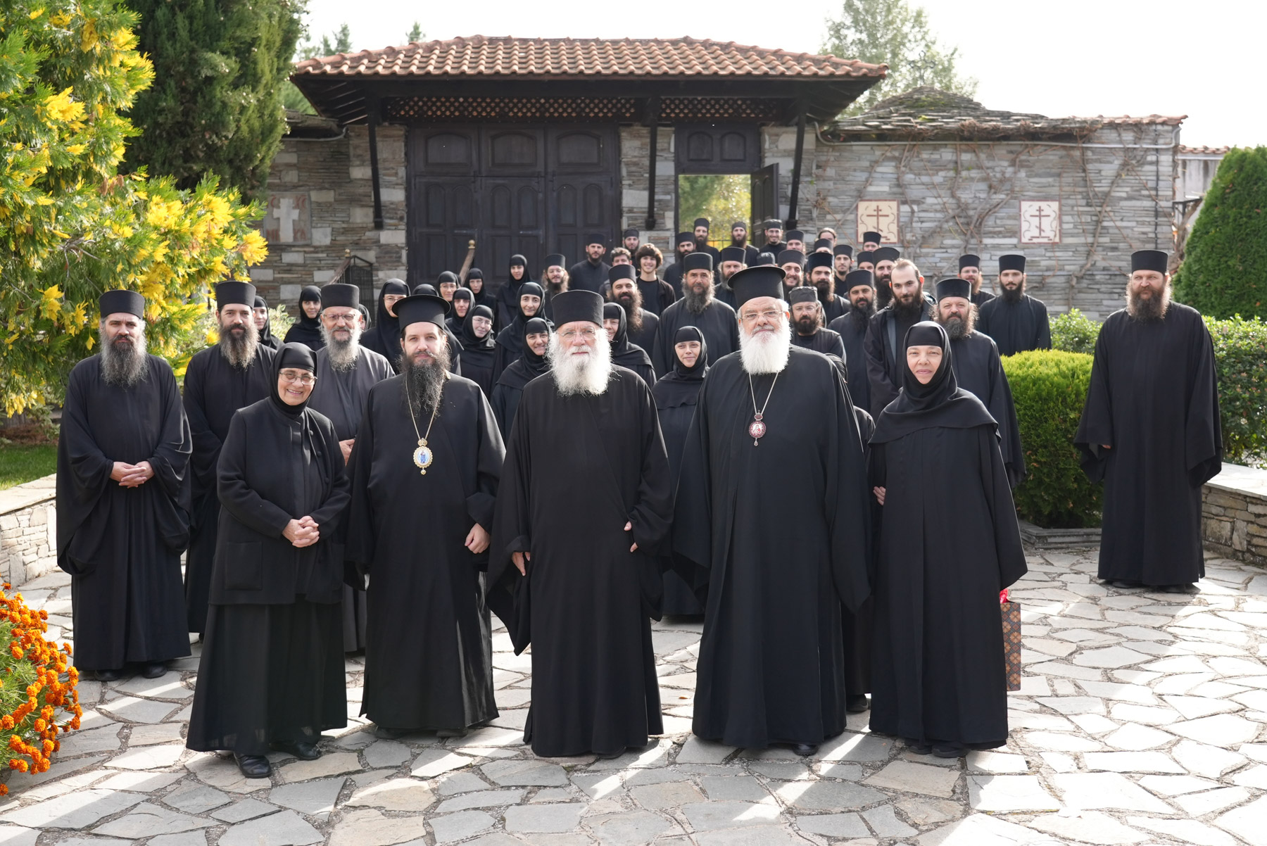 Ο Γέροντας Νεκτάριος με δεκάδες μοναχούς και μοναχές στα μοναστήρια της ...