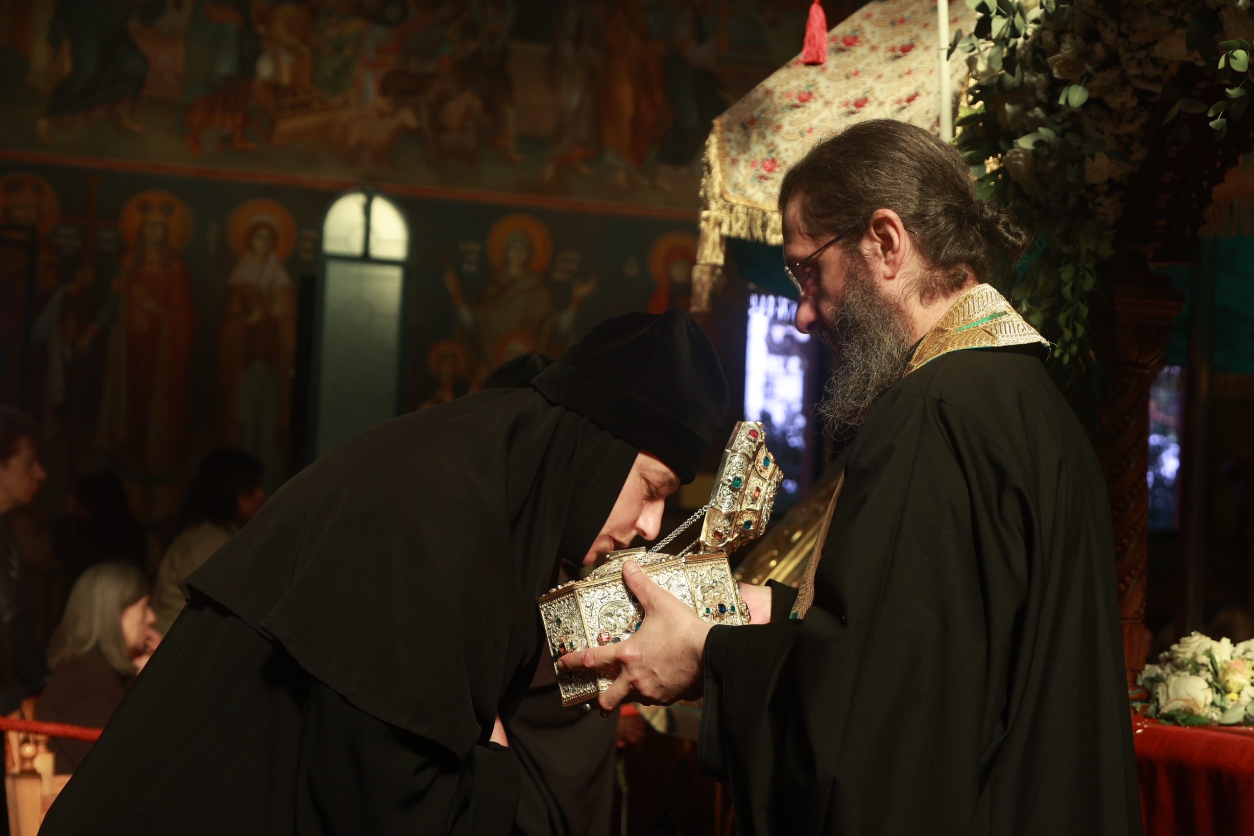 Συνεχίζεται η προσκύνηση της Τιμίας Κάρας του Αγίου Ιωάννου του ...