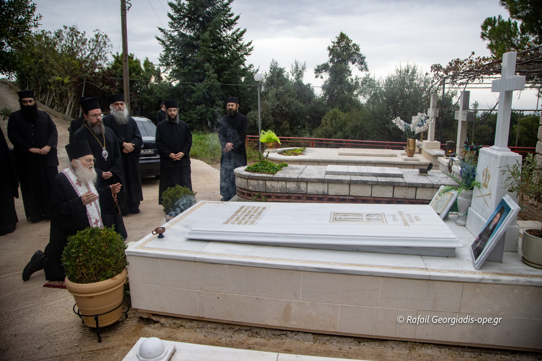 Τρισάγιο στον τάφο του μακαριστού Μητροπολίτη Αιτωλίας και Ακαρνανίας ...