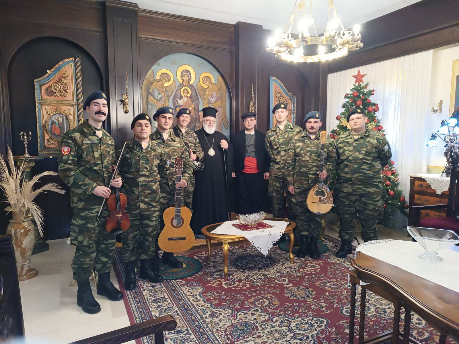 Χριστουγεννιάτικα κάλαντα έψαλαν αντιπροσωπείες στρατιωτικών ...