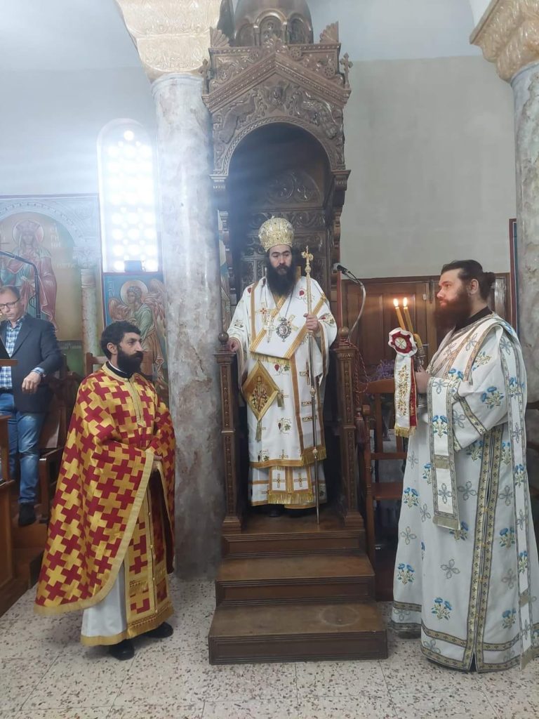 Ο Μητροπολίτης Πάφου ιερούργησε στον Ιερό Ναό Αγίας Ειρήνης στην Τίμη ...