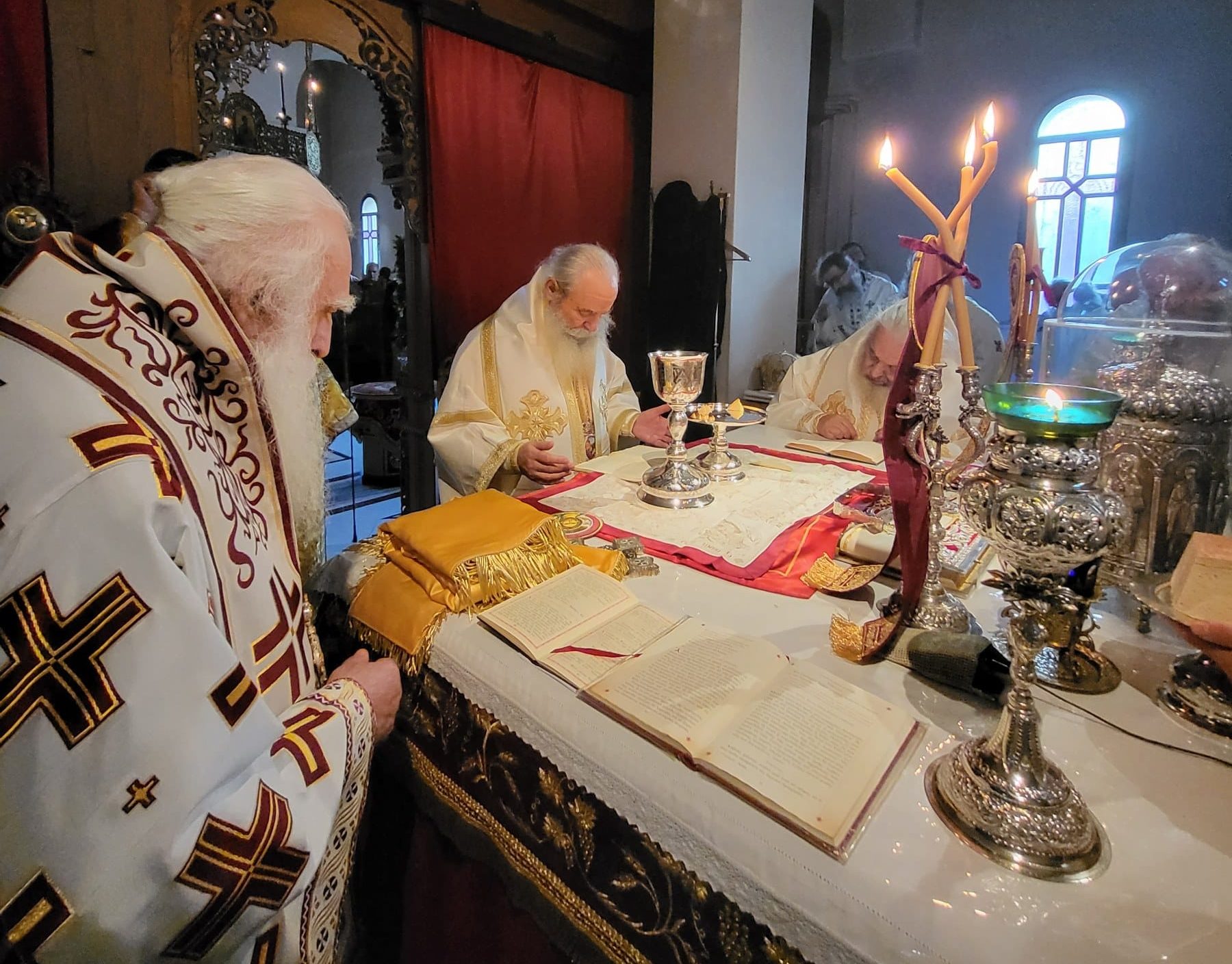 Οι Μητροπολίτες Ύδρας, Νέας Σμύρνης και Εδέσσης στο Ιερό Ησυχαστήριο ...