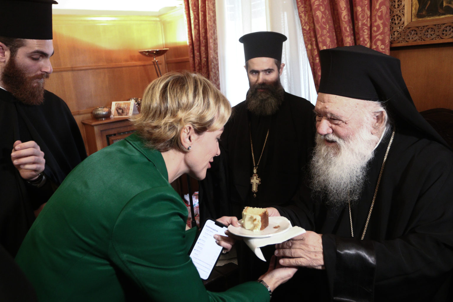 Κοπή πίτας στην Αρχιεπισκοπή Αθηνών - Αρχιεπίσκοπος Ιερώνυμος ...