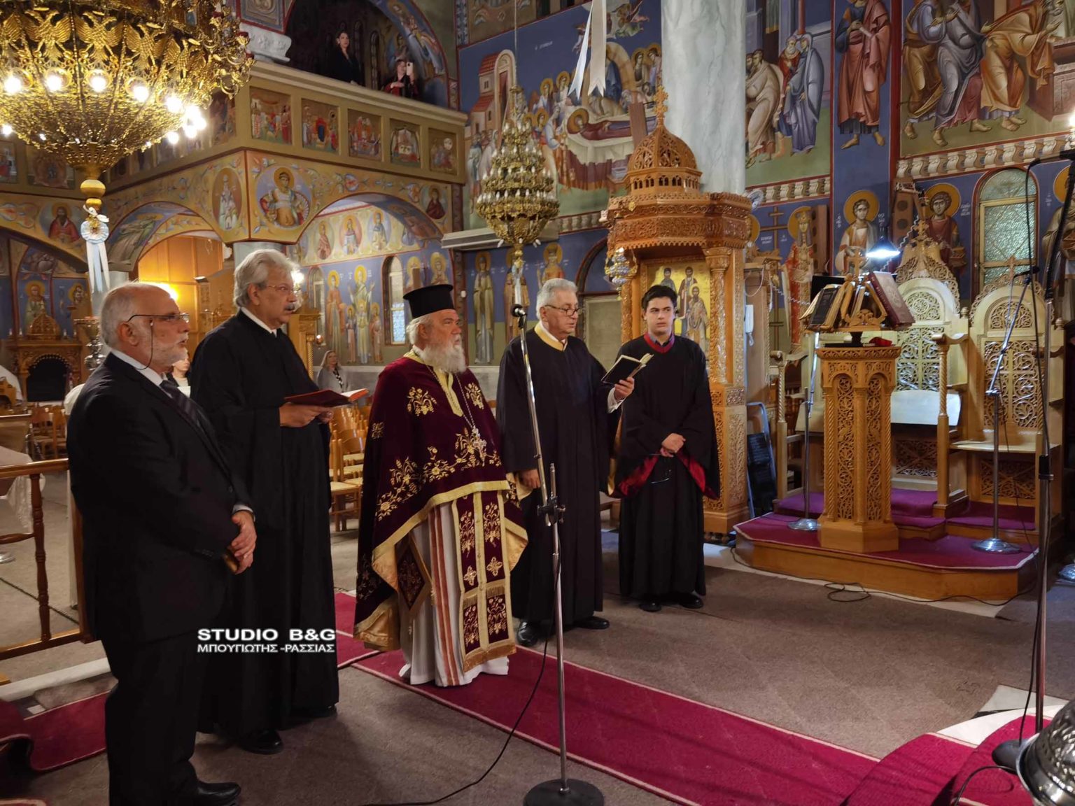 Θεία Λειτουργία των Χριστουγέννων στον Ιερό Ναό Αγίας Ειρήνης Νέας Κίου ...