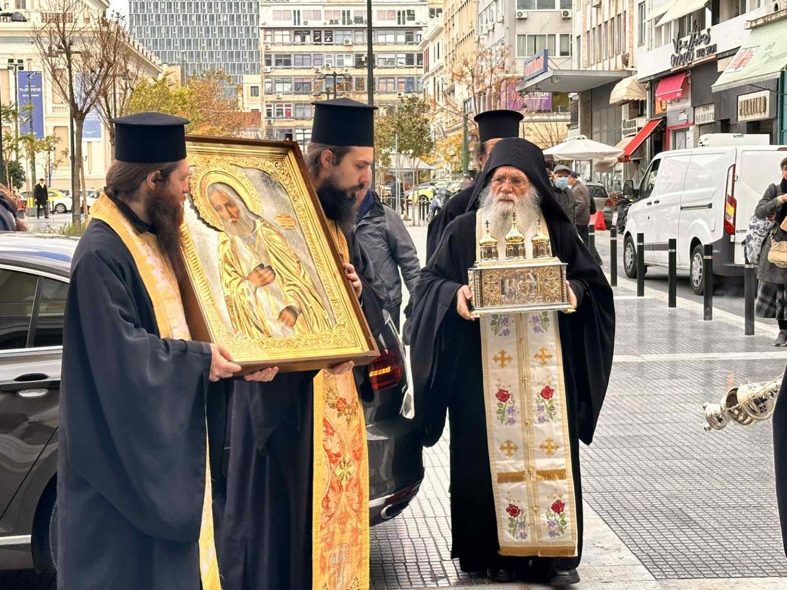 Ο Πειραιάς υποδέχθηκε τα Ιερά Λείψανα και τη θαυματουργή Εικόνα του ...