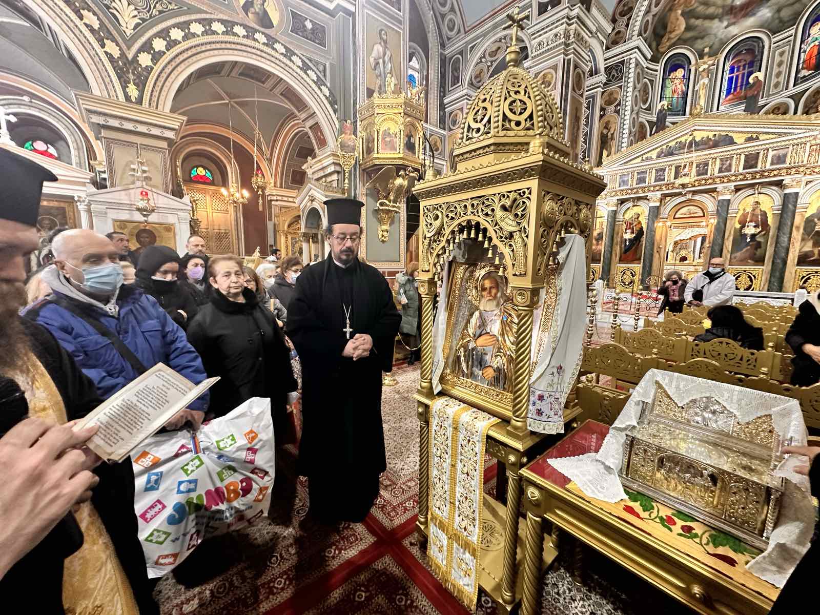 Ο Πειραιάς υποδέχθηκε τα Ιερά Λείψανα και τη θαυματουργή Εικόνα του ...