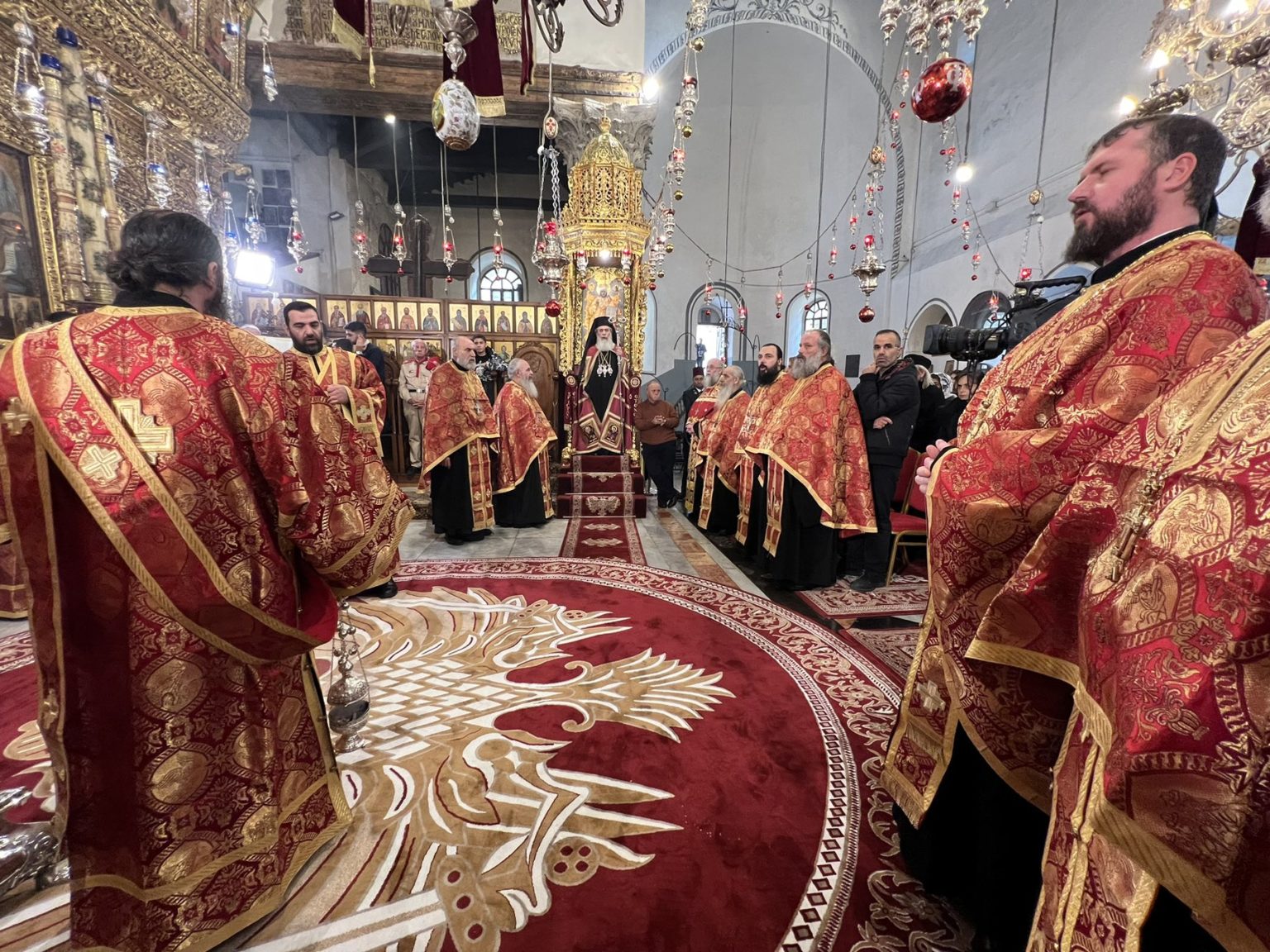 Παραμονή της εορτής των Χριστουγέννων στη Βασιλική της Γεννήσεως στη ...