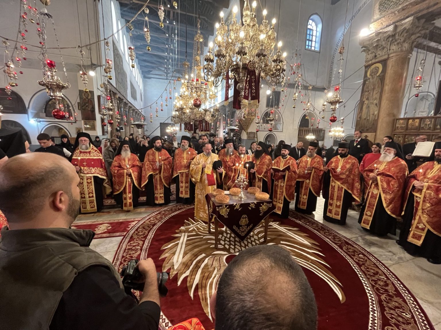 Παραμονή της εορτής των Χριστουγέννων στη Βασιλική της Γεννήσεως στη ...