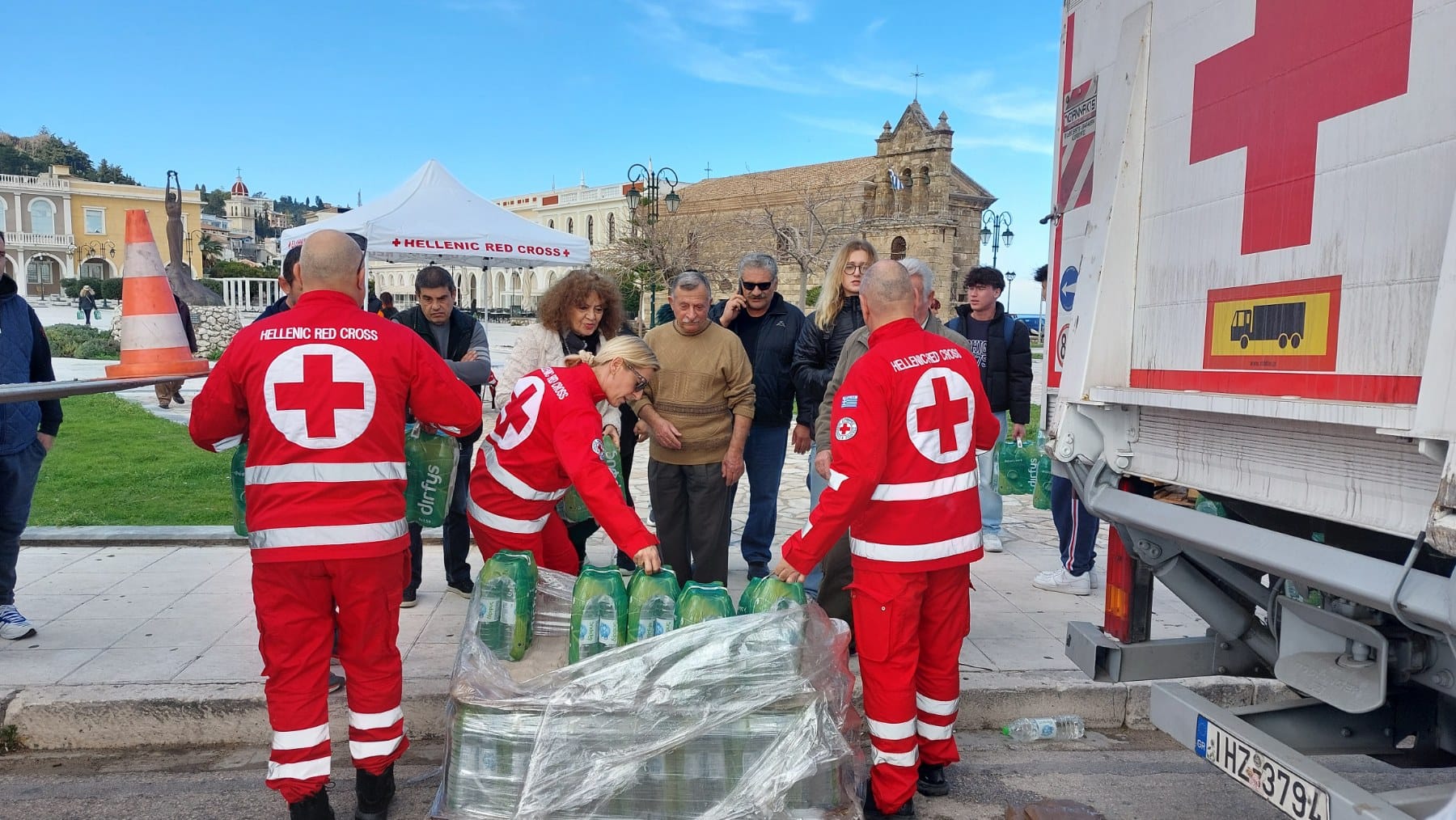Ο Ελληνικός Ερυθρός Σταυρός διένειμε 10.000 εμφιαλωμένα μπουκάλια νερό ...