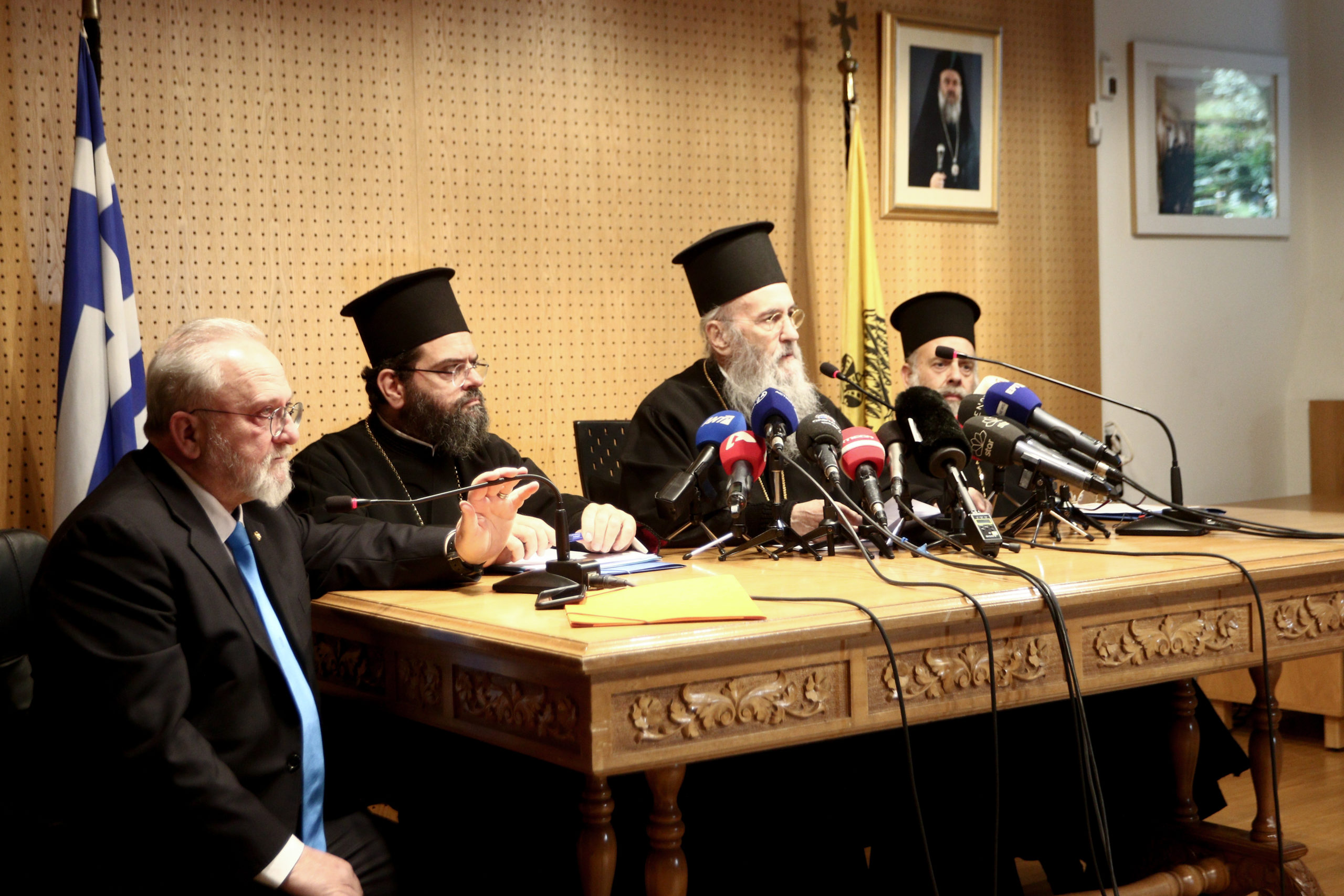 Η συνέντευξη Τύπου μετά την έκτακτη συνεδρίαση της Ιεράς Συνόδου της ...