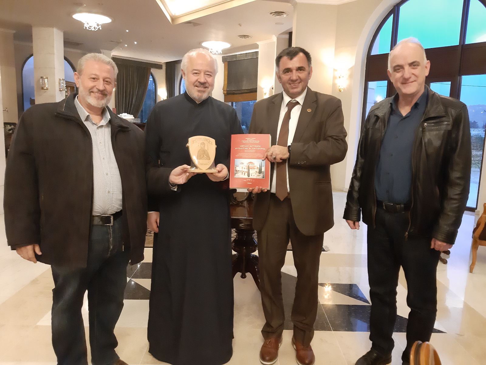 Με τον Διευθυντή της Σχολής Βυζαντινής Μουσικής του Λονδίνου π. Ιωσήφ ...