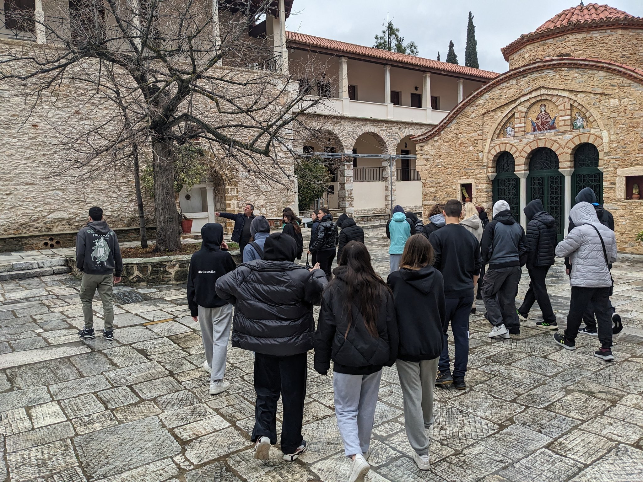 Μαθητές από το Λύκειο Πεντέλης επισκέφθηκαν την Ιερά Μονή Πεντέλης και ...