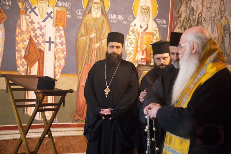 Ποντγκόριτσα: Τρισάγιο στον τάφο του μακαριστού Μητροπολίτη Αμφιλοχίου ...