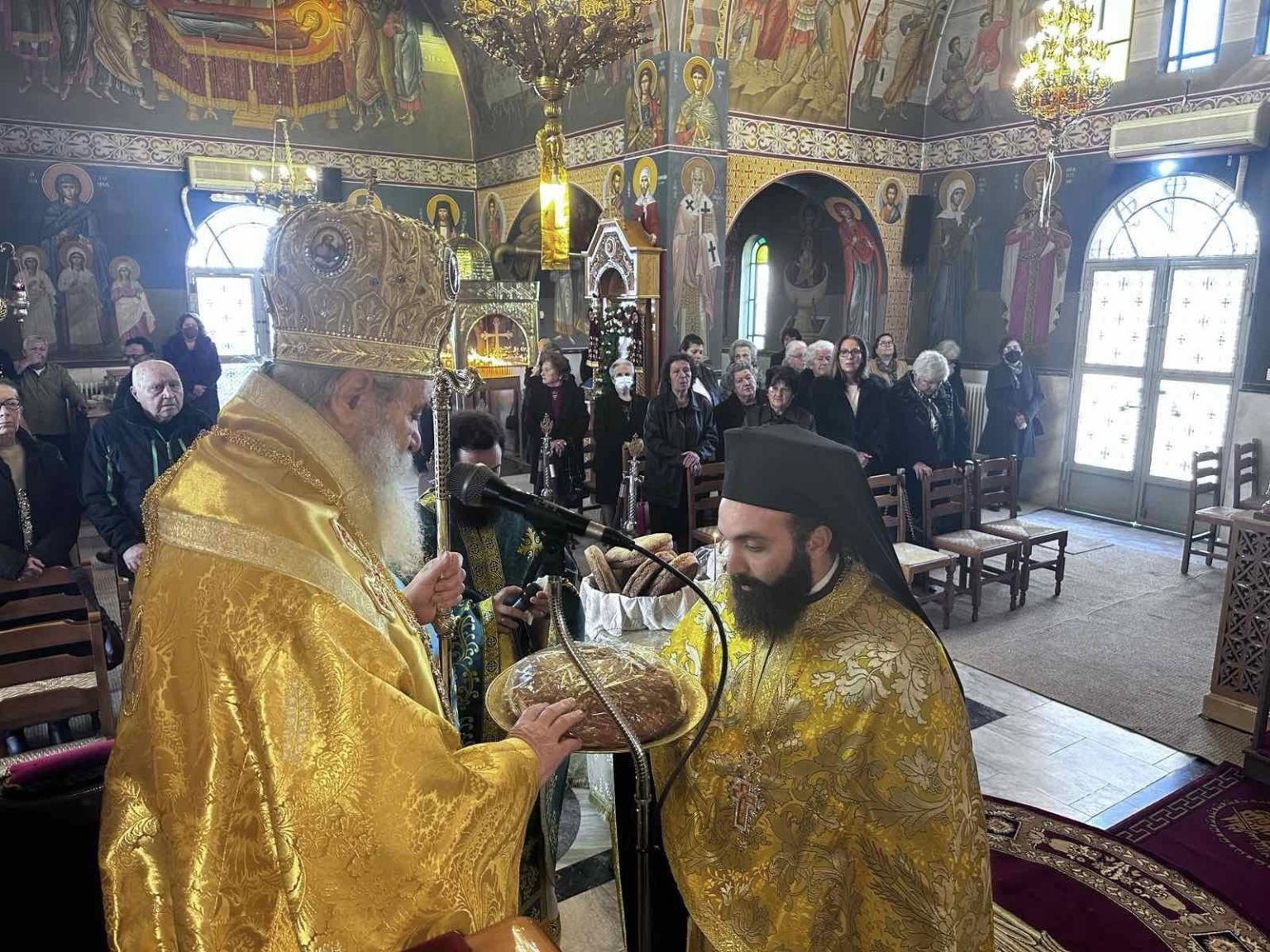 Ο Μητροπολίτης Ύδρας ιερούργησε στον Ι.Ν. Αγίων Αποστόλων Πέτρου και ...