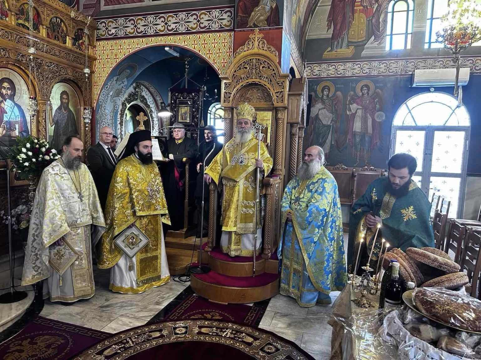 Ο Μητροπολίτης Ύδρας ιερούργησε στον Ι.Ν. Αγίων Αποστόλων Πέτρου και ...