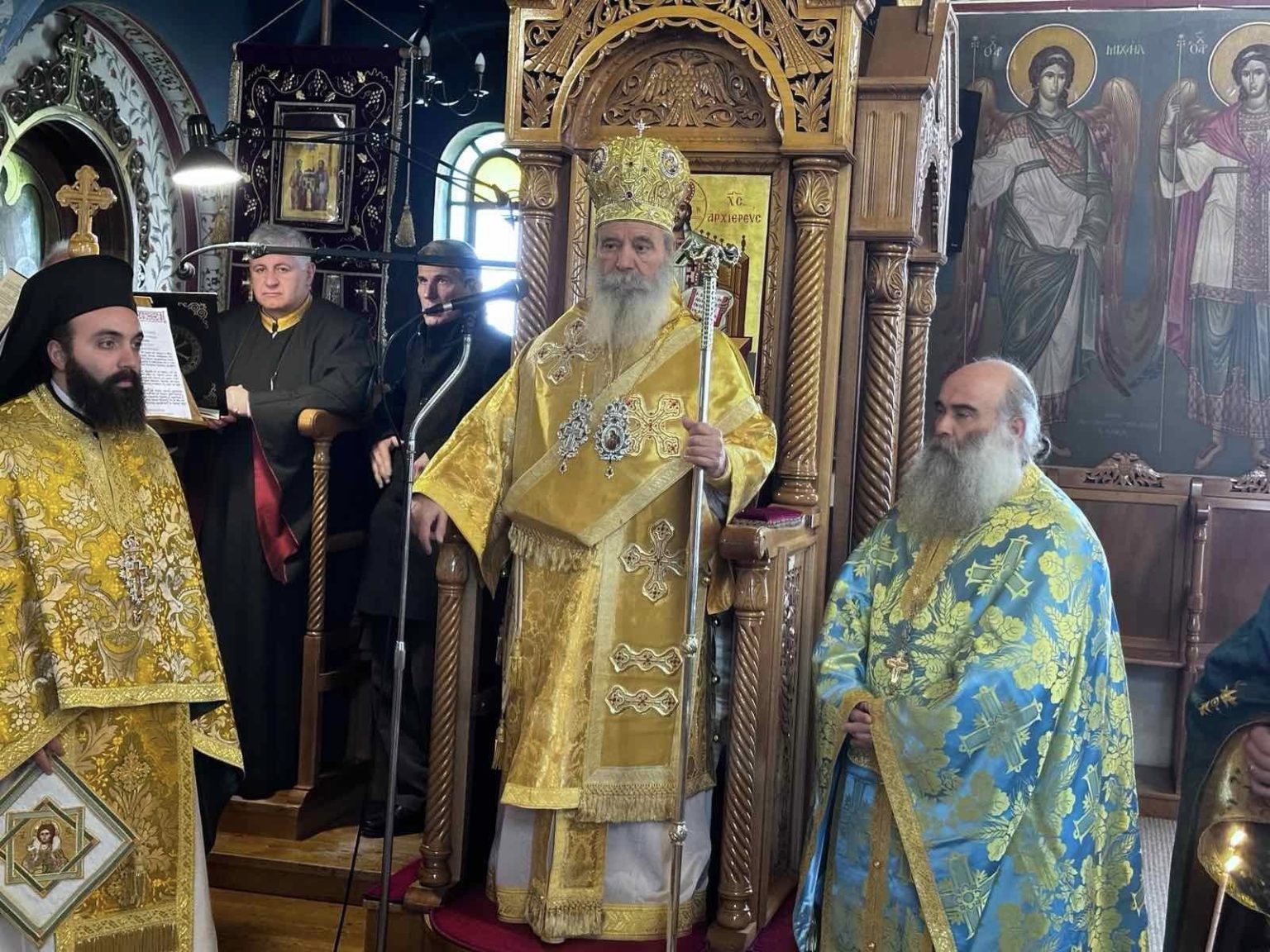 Ο Μητροπολίτης Ύδρας ιερούργησε στον Ι.Ν. Αγίων Αποστόλων Πέτρου και ...