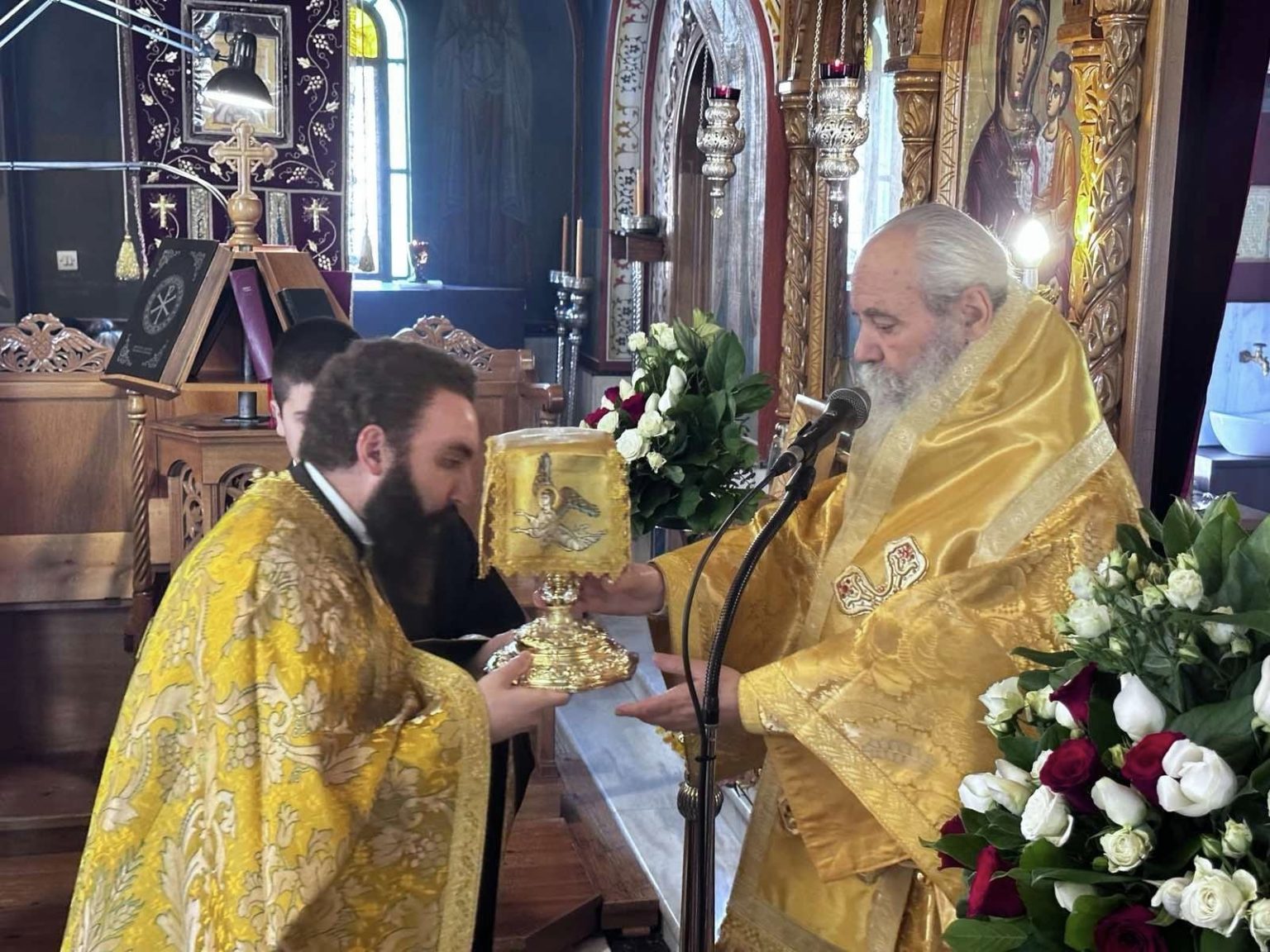 Ο Μητροπολίτης Ύδρας ιερούργησε στον Ι.Ν. Αγίων Αποστόλων Πέτρου και ...