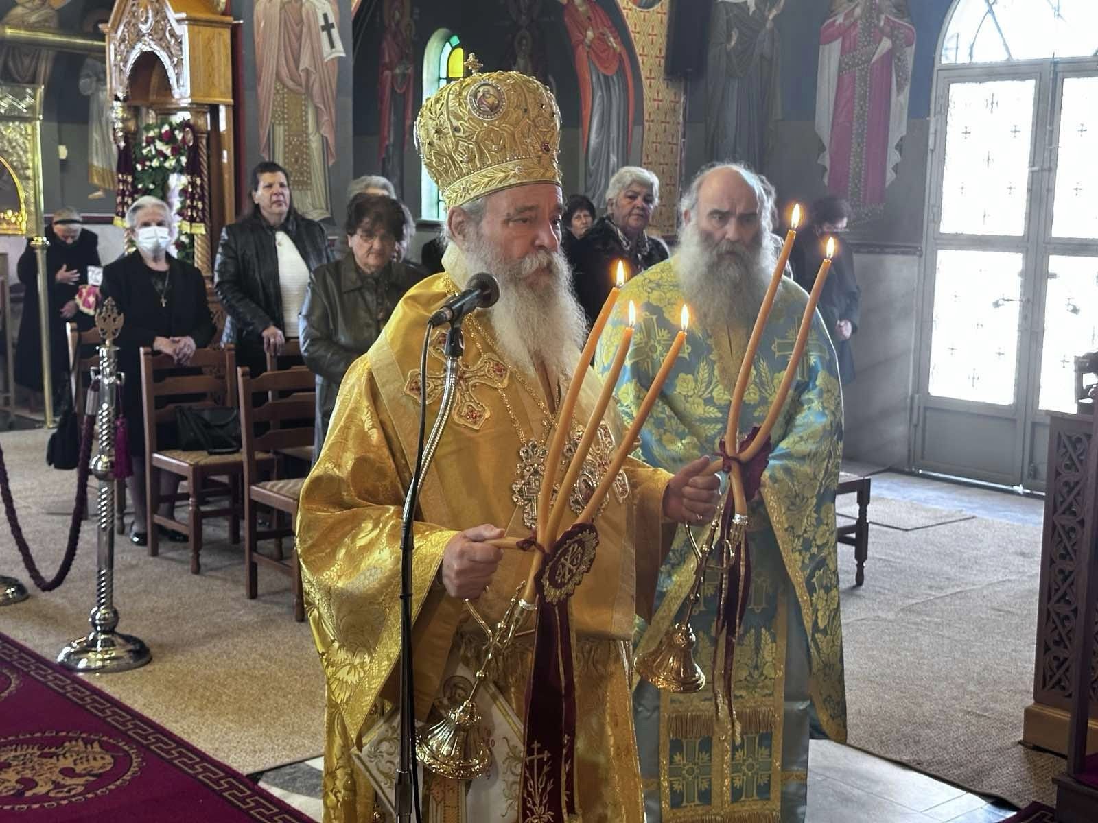Ο Μητροπολίτης Ύδρας ιερούργησε στον Ι.Ν. Αγίων Αποστόλων Πέτρου και ...